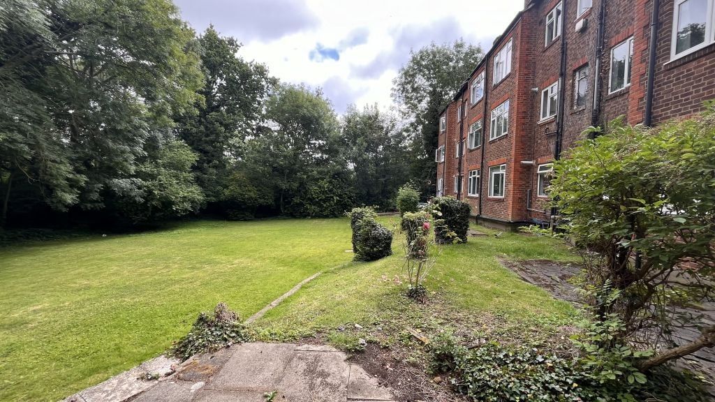 1 bed flat for sale in Park Close, London N12, £300,000 - Zoopla