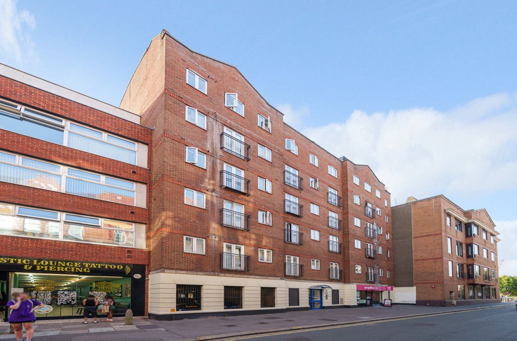 2 bed flat for sale in Cheapside, Reading, Berkshire RG1, £250,000 - Zoopla