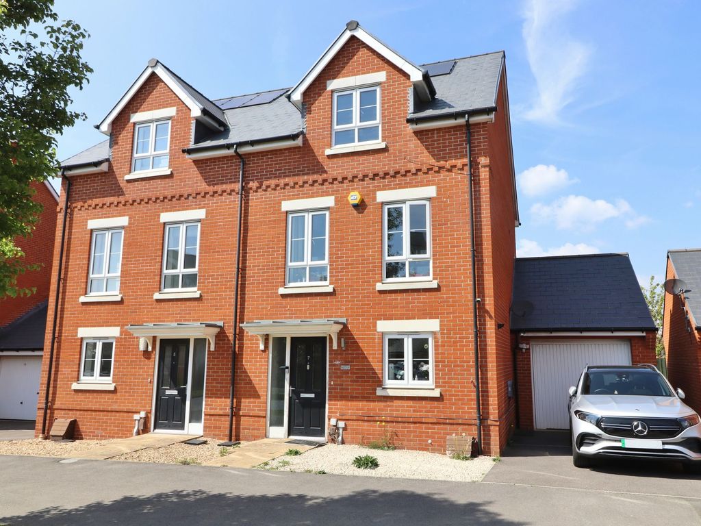 3 bed town house for sale in Kingsman Drive, Botley SO32, £385,000 - Zoopla
