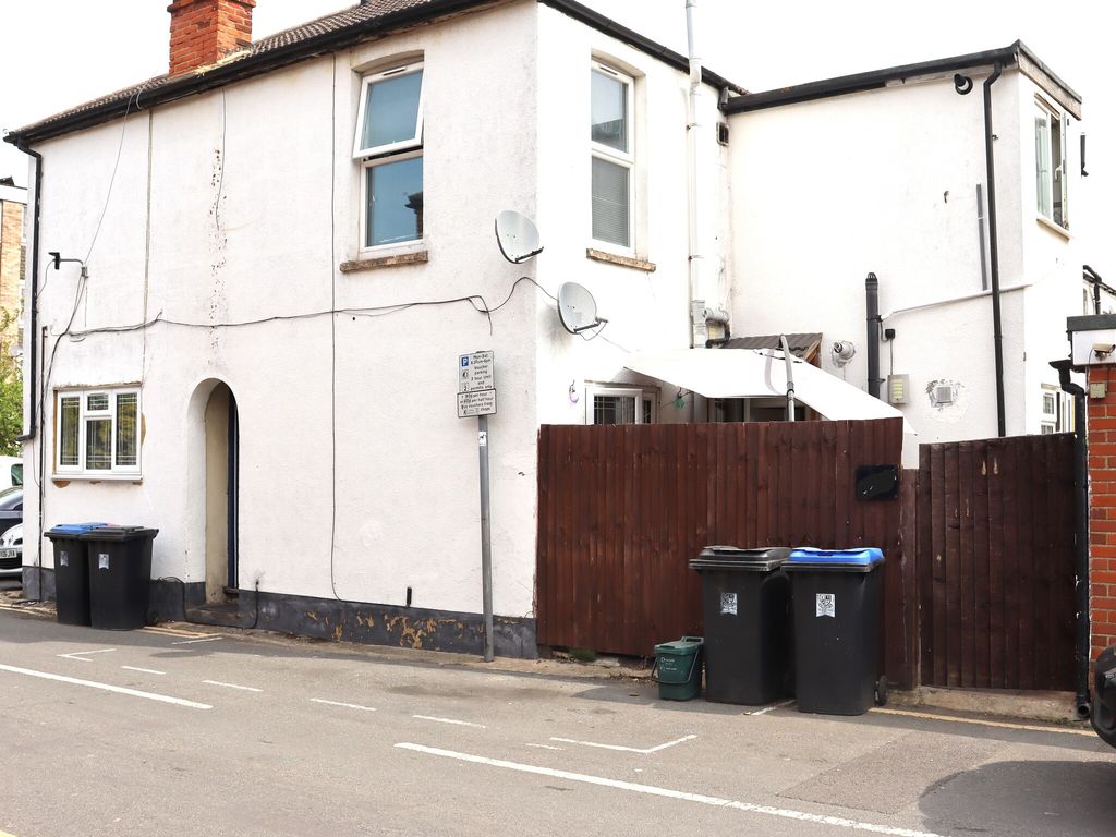 1 Bed End Terrace House For Sale In Walton Road Woking Surrey Gu21 £