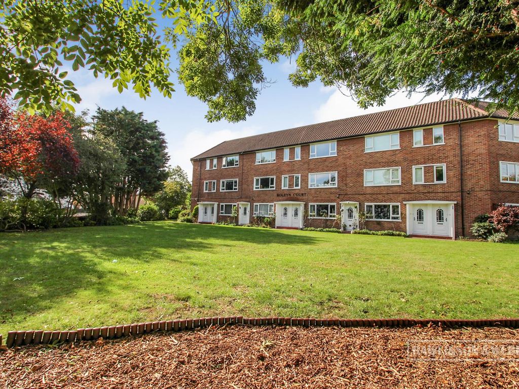 2 bed flat for sale in Bridge Road, East Molesey KT8, £450,000 - Zoopla