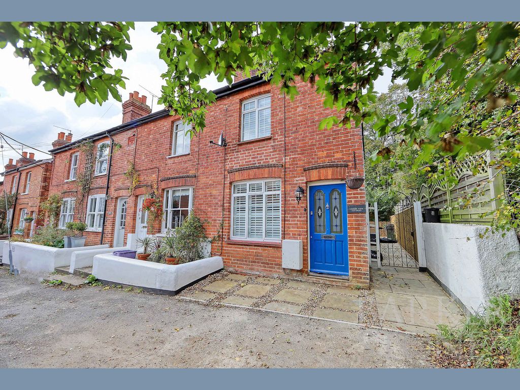 3 Bed End Terrace House For Sale In Station Road Cookham Sl6 £700 000