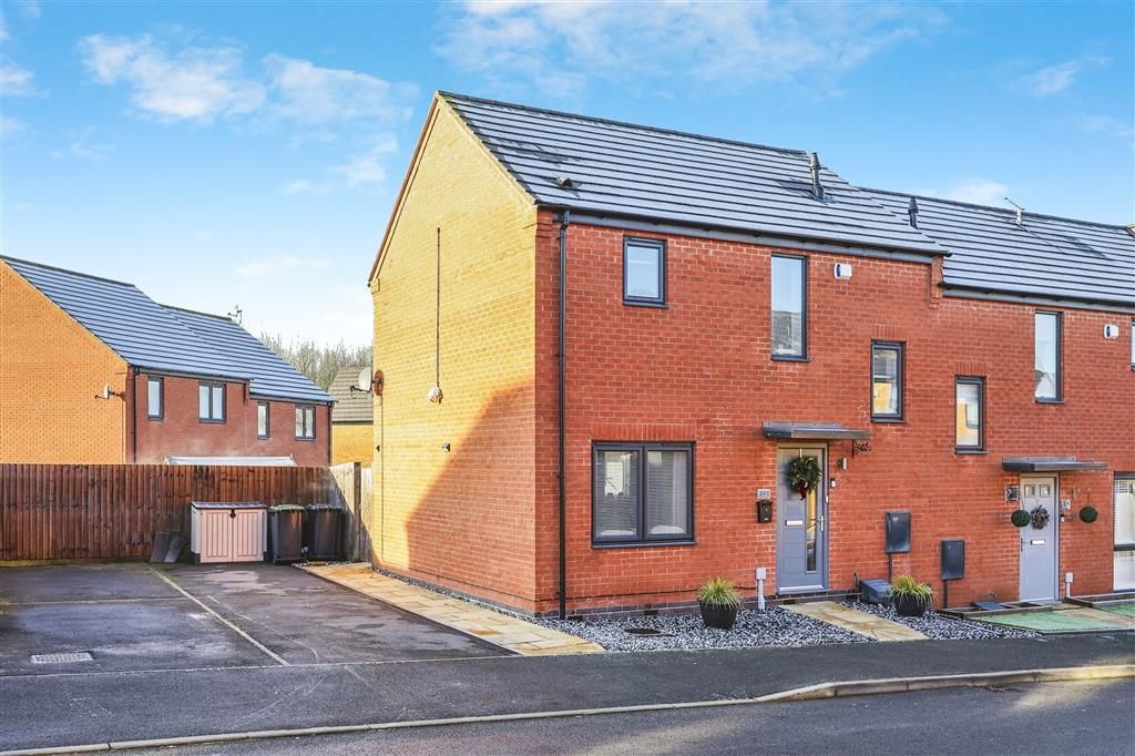 2 bed property to rent in Garner Road, Giltbrook, Nottingham NG16, £975 ...