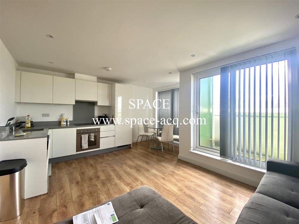 4 bed flat to rent in Tower Point, Sydney Road, Enfield EN2 - Zoopla