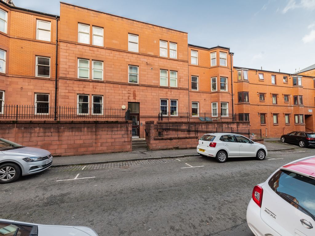 3 bed flat to rent in Caird Drive, Glasgow G11, £1,495 pcm - Zoopla