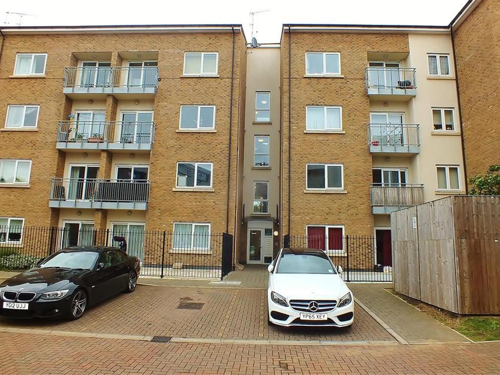 2 bed flat to rent in Gateway Court, Convent Way, Southall UB2, £1,750 ...