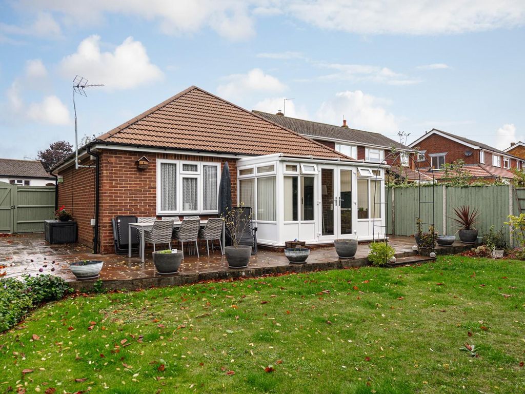 2 bed detached bungalow for sale in Fairlawn Grove, Banstead SM7, £ ...