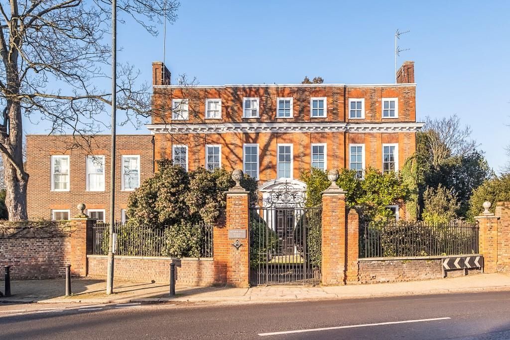 3 bed flat to rent in Petersham Road, Richmond TW10 - Zoopla
