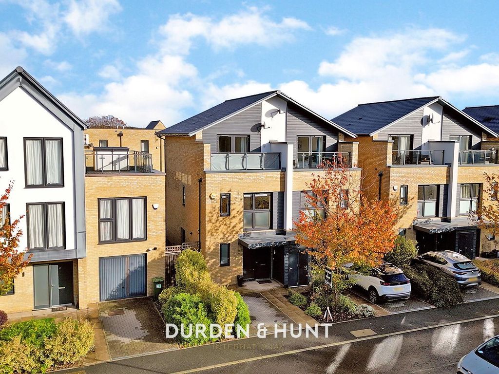 3 Bed Semi Detached House For Sale In Huntingdon Drive Harold Wood Rm3