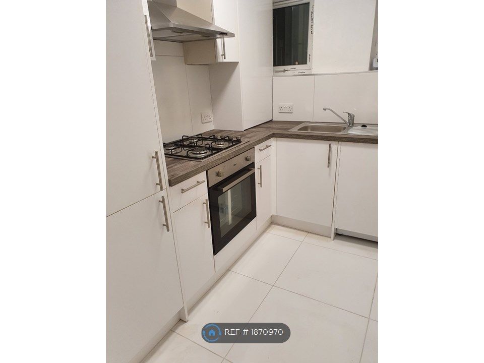 2 bed flat to rent in Lodge Lane, Grays RM17, £1,350 pcm - Zoopla