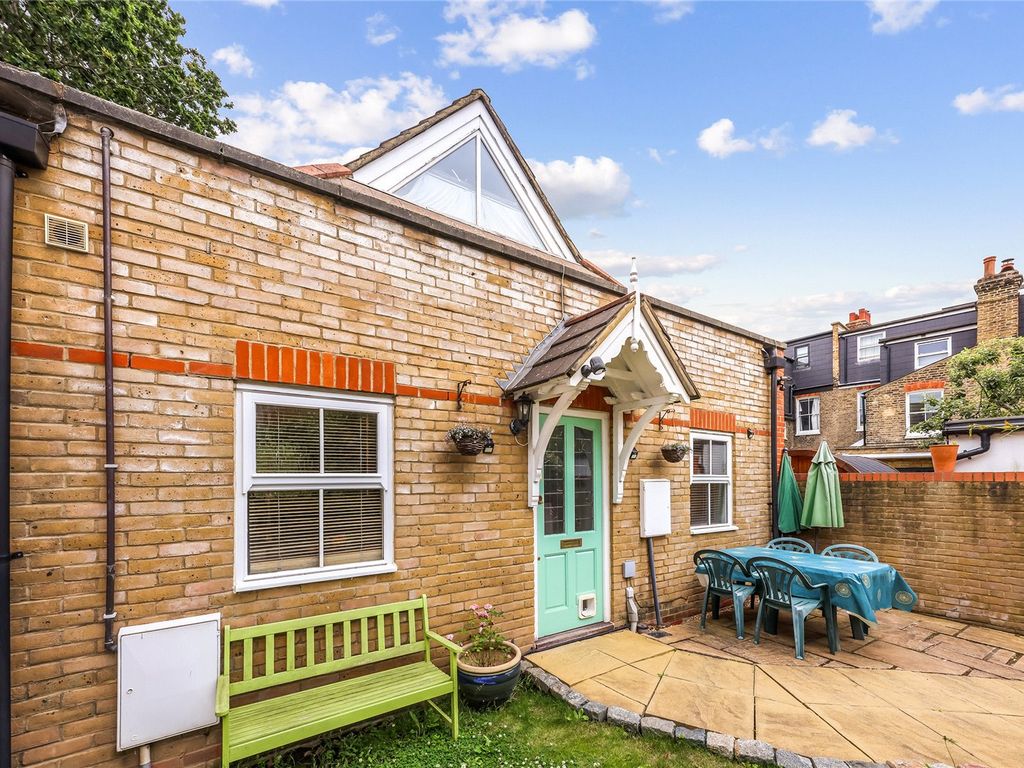 3 bed detached house for sale in Hydethorpe Road, London SW12, £ ...