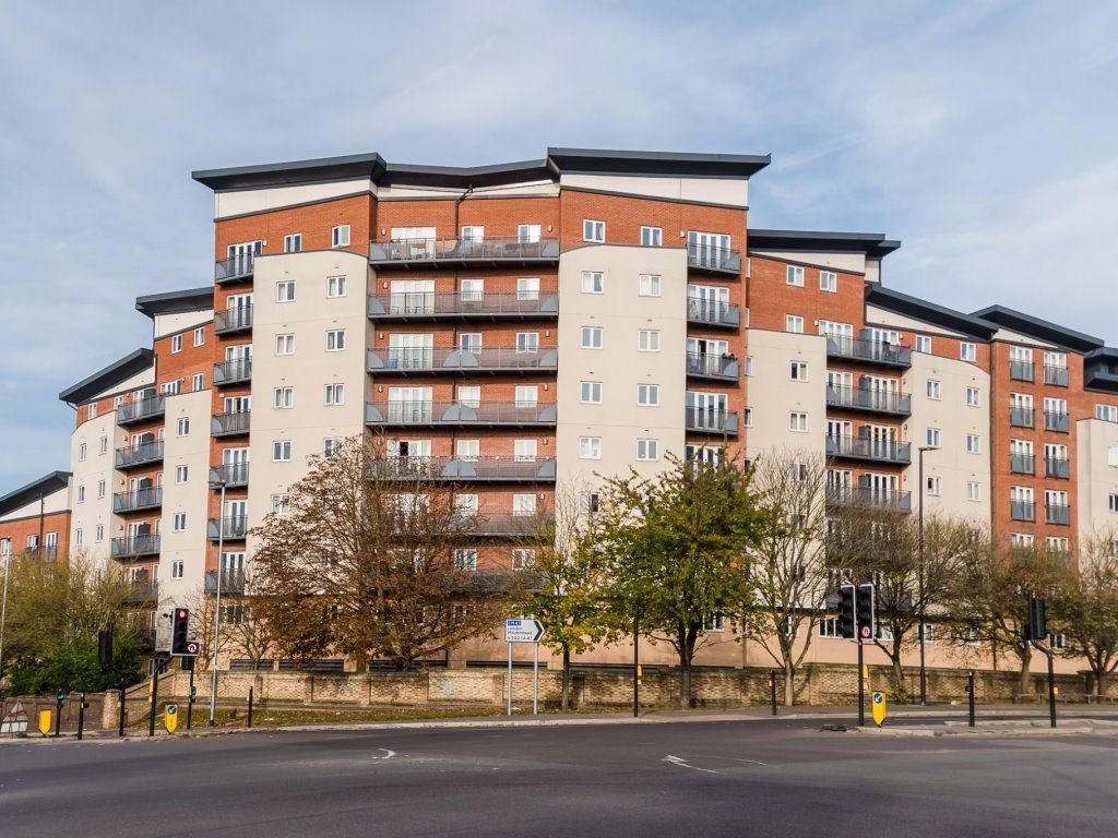 1 bed flat to rent in Aspects Court, Slough SL1, £1,200 pcm - Zoopla