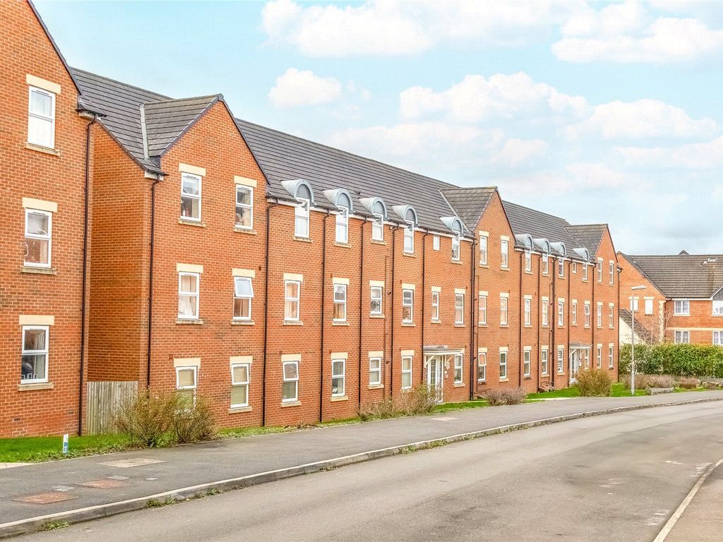 2 bed flat for sale in Cloatley Crescent, Royal Wootton Bassett ...