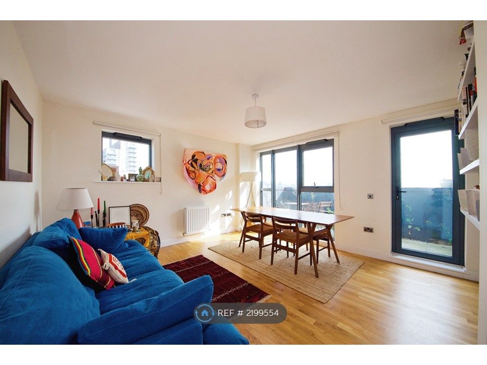 2 bed flat to rent in Hythe House, London N4, £2,750 pcm - Zoopla