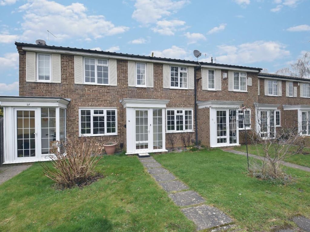 3 bed terraced house to rent in Darenth Way, Horley RH6, £1,750 pcm ...