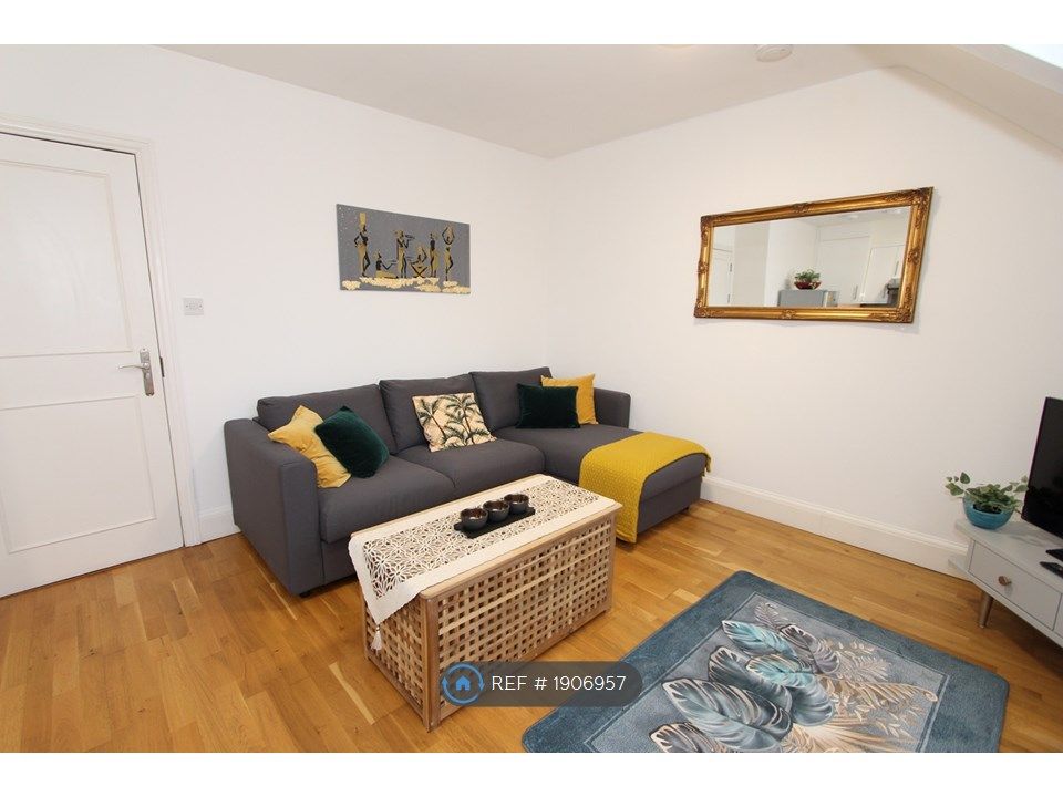 1 Bed Terraced House To Rent In Birkbeck Road London W3 £1 795 Pcm