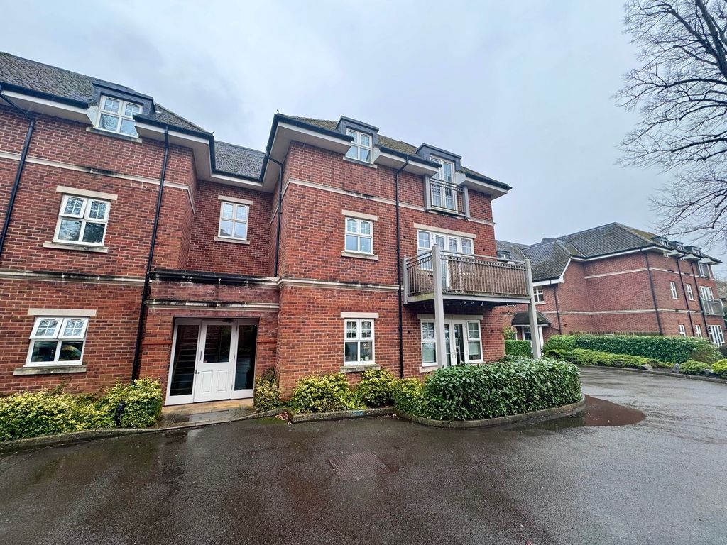 2 bed flat to rent in Bramshott Place, Fleet GU51, £1,300 pcm - Zoopla