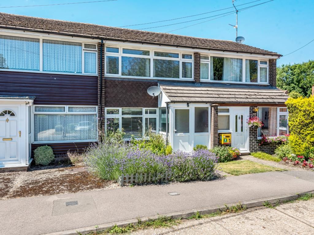 2 bed terraced house for sale in Angel Mead, Woolhampton RG7 - Zoopla