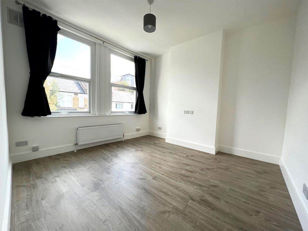 2 bed flat to rent in Grainger Road, Wood Green N22, £1,800 pcm - Zoopla