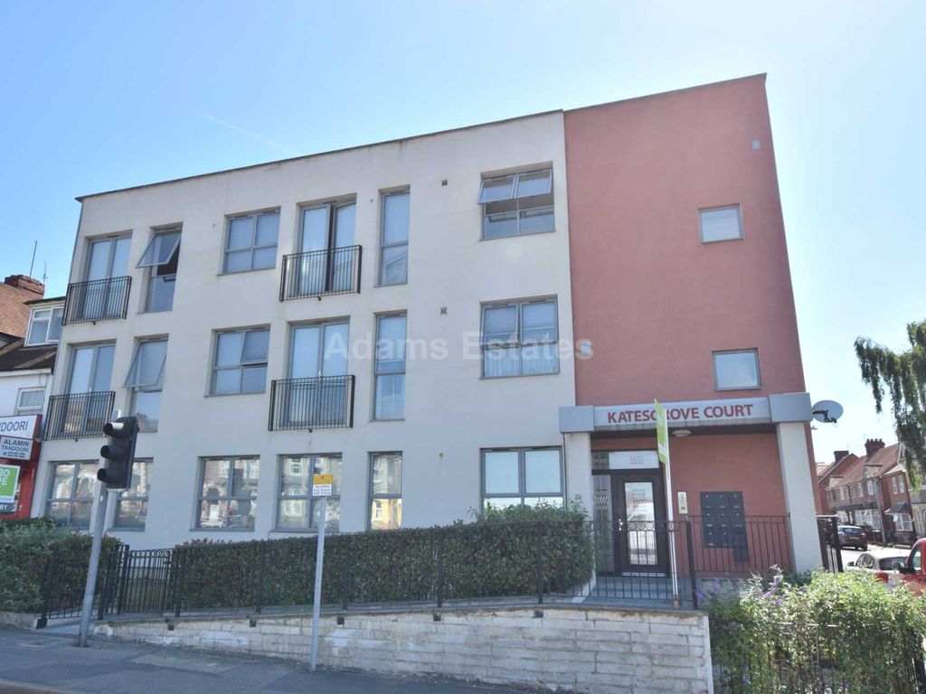 2 bed flat to rent in Basingstoke Road, Reading RG2, £1,495 pcm - Zoopla