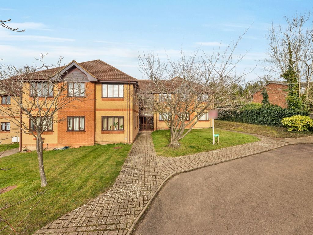 2 bed flat for sale in Shaftesbury Way, Royston SG8 - Zoopla