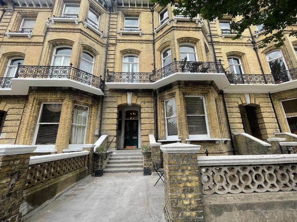 2 bed flat to rent in First Avenue, Hove BN3 - Zoopla