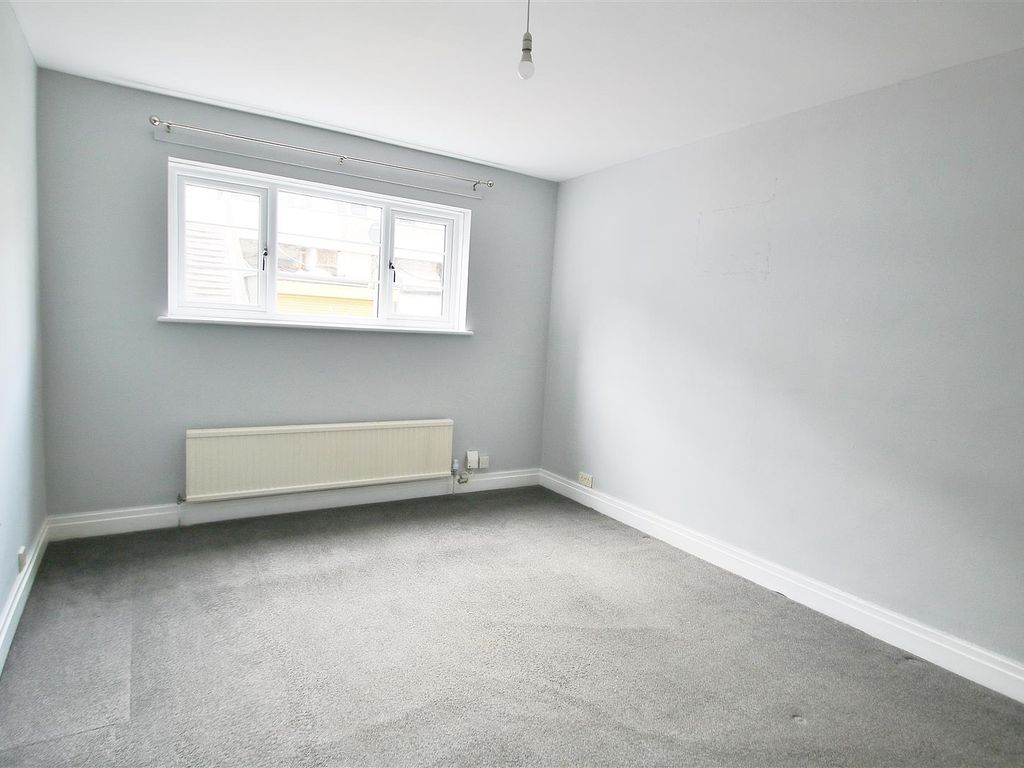 2 bed maisonette to rent in Morden Court, Morden SM4, £1,500 pcm - Zoopla