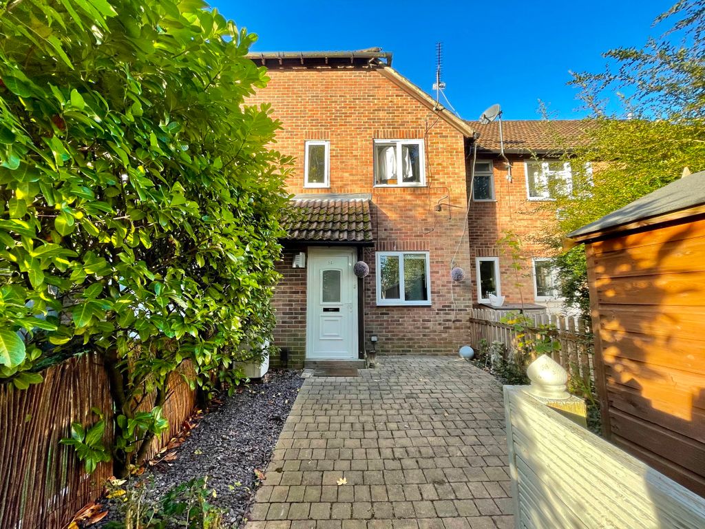 1 bed maisonette to rent in Morval Close, Farnborough GU14 - Zoopla