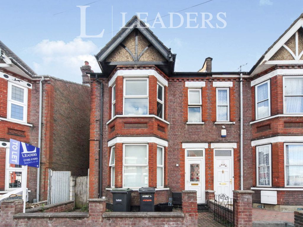 Room to rent in Avondale Road, Luton LU1 - Zoopla