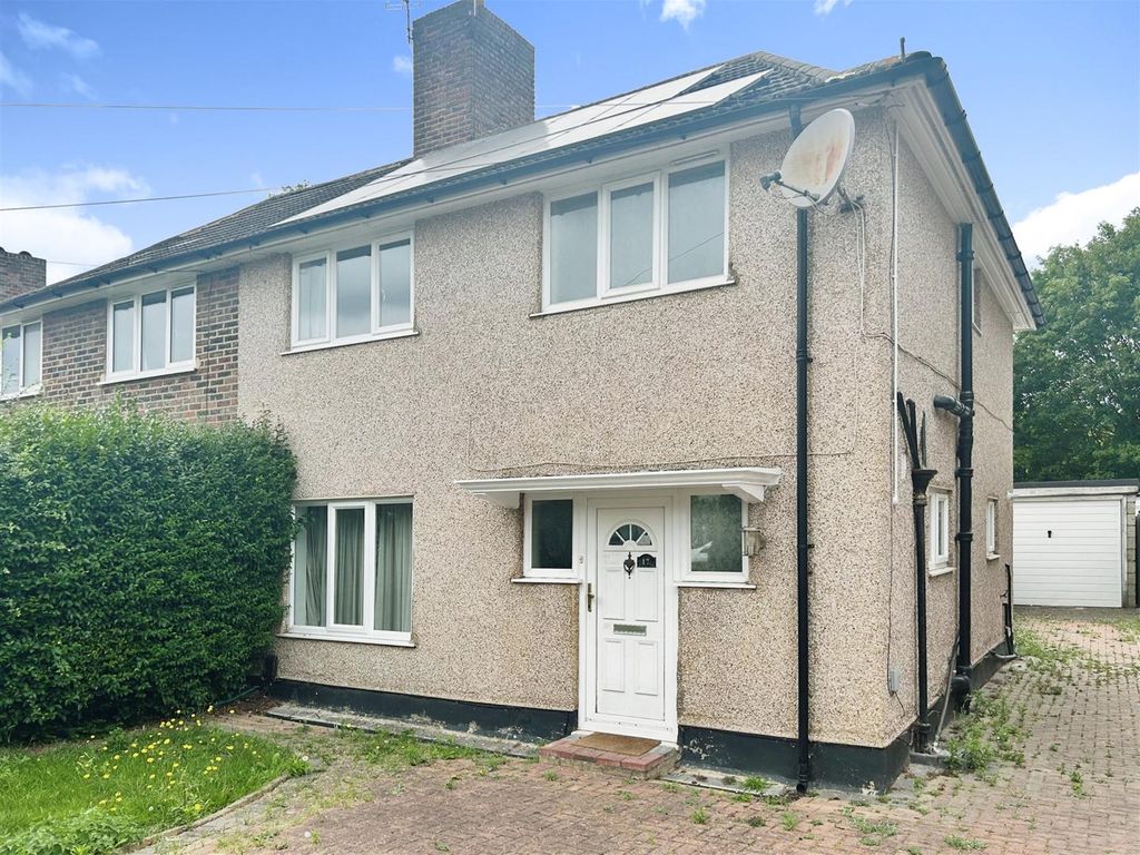 4 bed property to rent in Haynt Walk, London SW20, £3,000 pcm - Zoopla