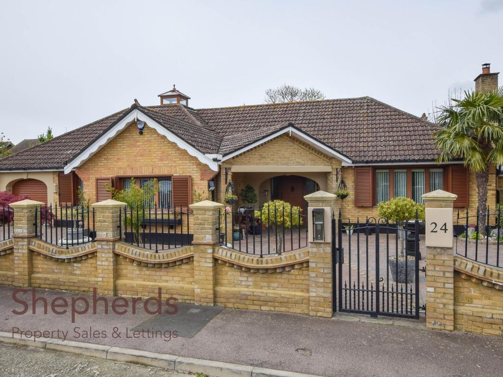 5 bed detached house for sale in Littlebrook Gardens, Cheshunt, Waltham ...