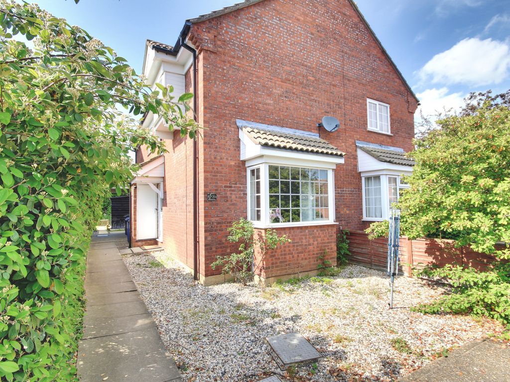 2 bed detached house for sale in Morland Way, St. Ives PE27 - Zoopla