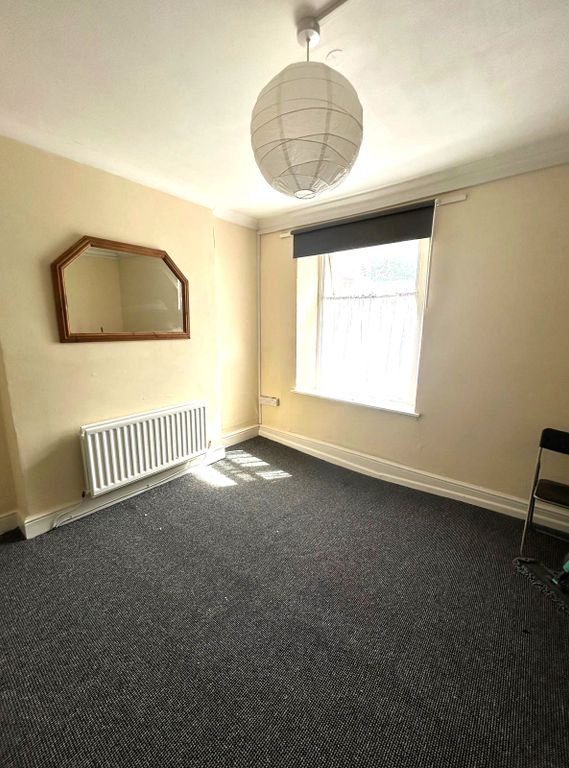 2 bed flat to rent in North Luton Place, Cardiff CF24, £825 pcm - Zoopla