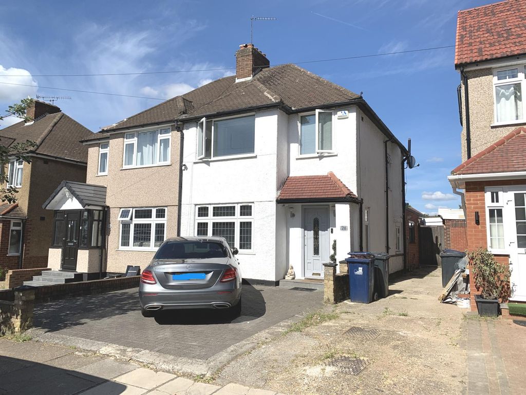 4 Bed Semi Detached House To Rent In Danemead Grove Northolt Ub5 £