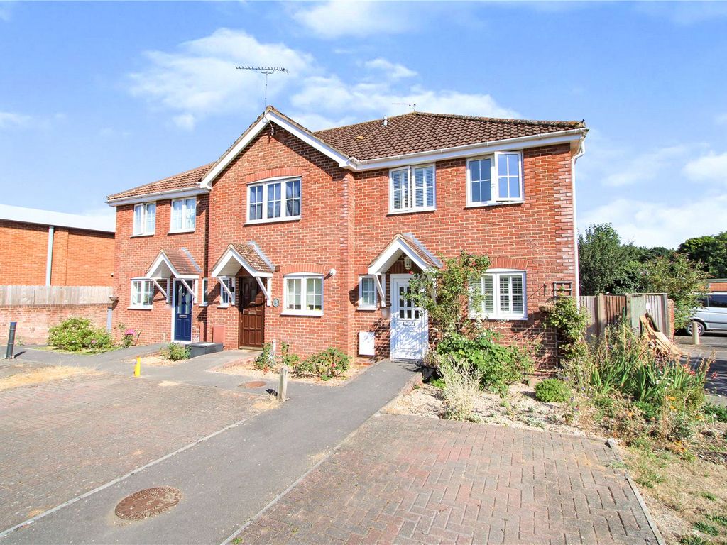 3 Bed End Terrace House For Sale In Court House Close Hythe