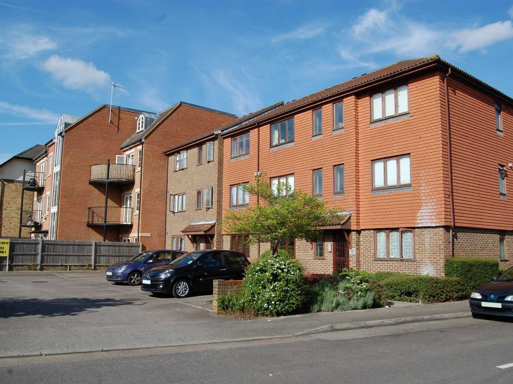 1 bed flat for sale in High Street, Addlestone KT15 - Zoopla