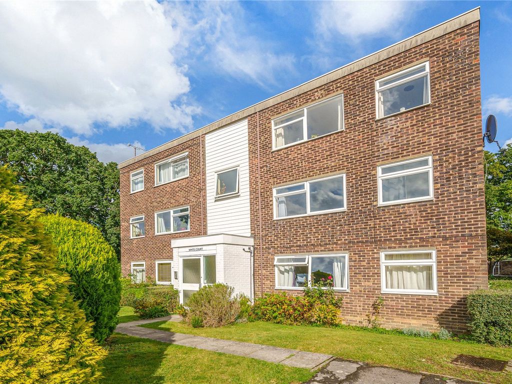 2 bed flat to rent in Thornton Close, Guildford, Surrey GU2, £1,595 pcm ...
