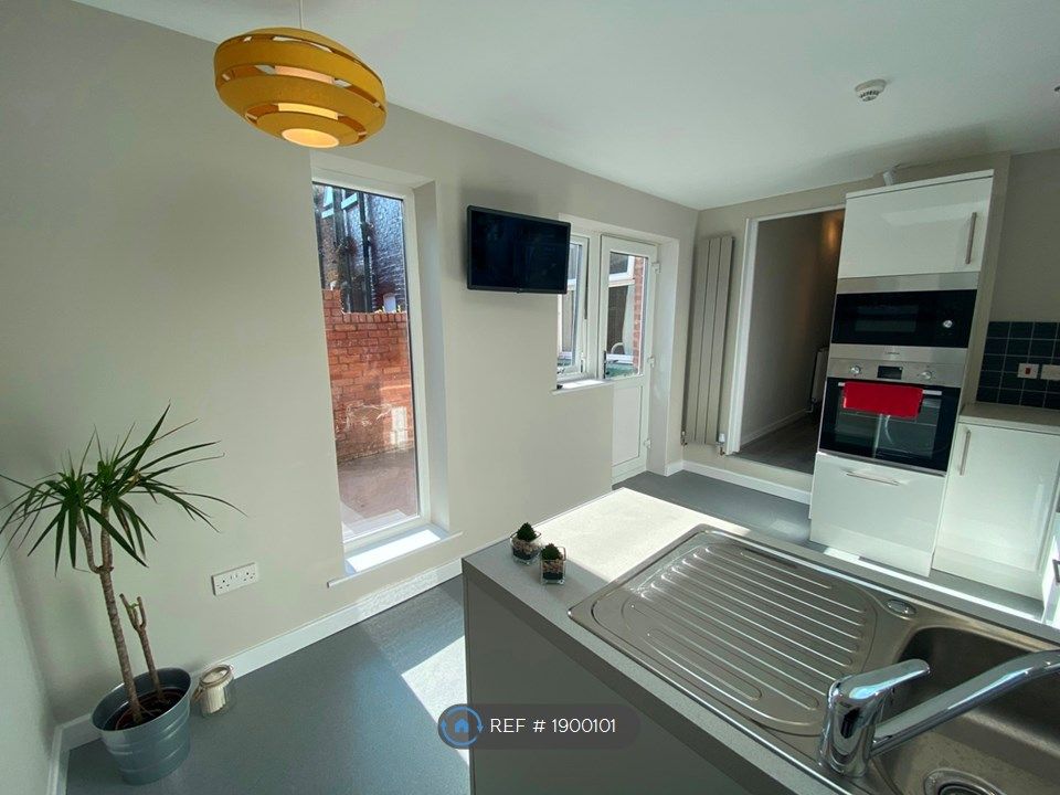 5 bed terraced house to rent in Gainsborough Road, Liverpool L15, £ ...