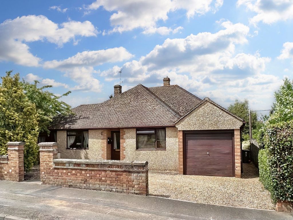 3 bed detached bungalow for sale in Folly View Road, Faringdon SN7 - Zoopla