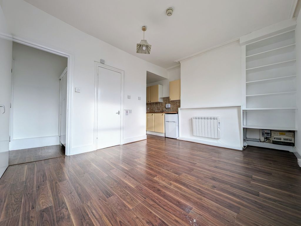 Studio to rent in Ballards Lane, London N3, £953 pcm - Zoopla