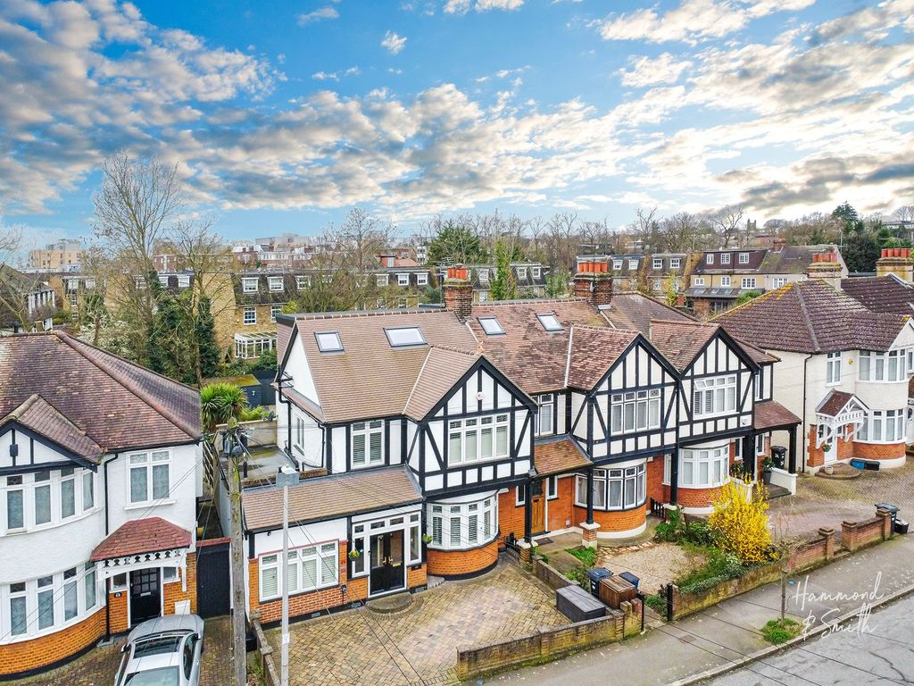 4 Bed End Terrace House For Sale In Darnley Road Woodford Green Ig8 £