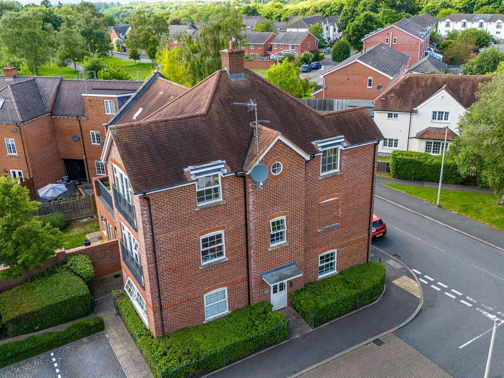 2 bed flat for sale in Cruickshank Drive, Wendover HP22, £280,000 - Zoopla