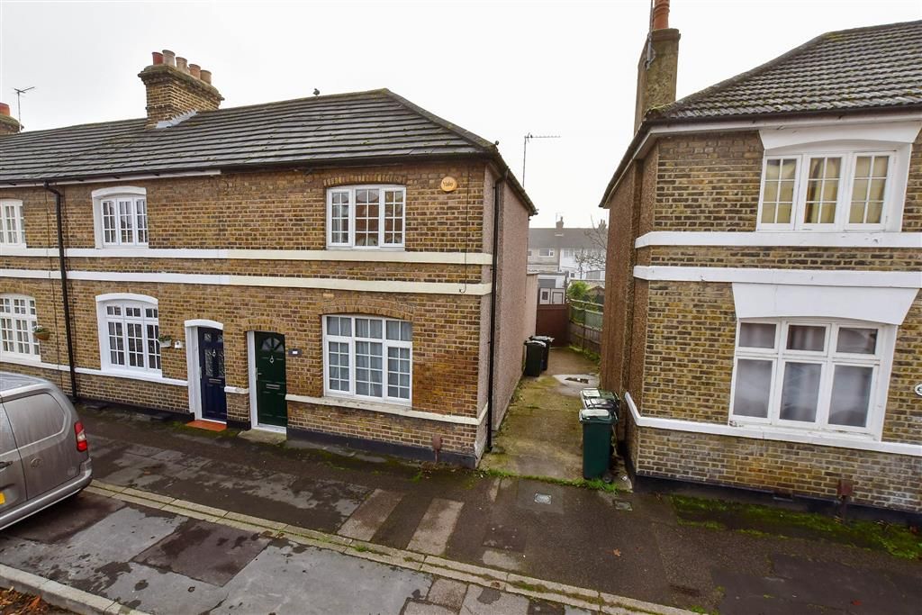 2 Bed End Terrace House For Sale In Walnut Tree Avenue Dartford Kent