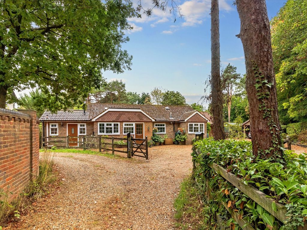 2 bed detached bungalow for sale in Chapel Road, Smallfield RH6 - Zoopla