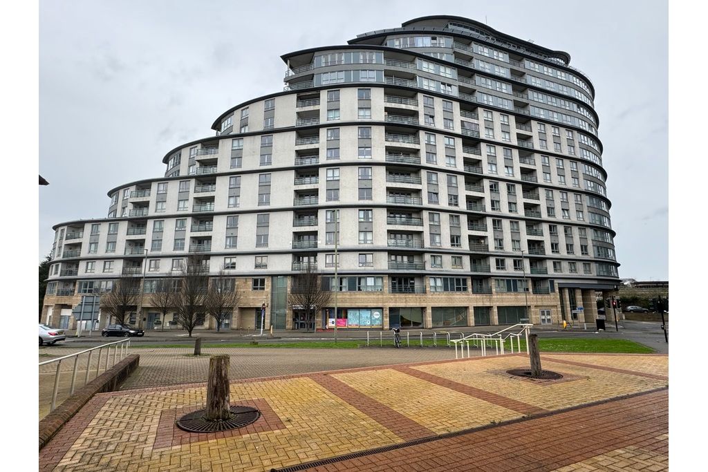 2 bed flat to rent in Station Approach, Woking GU22, £1,500 pcm - Zoopla