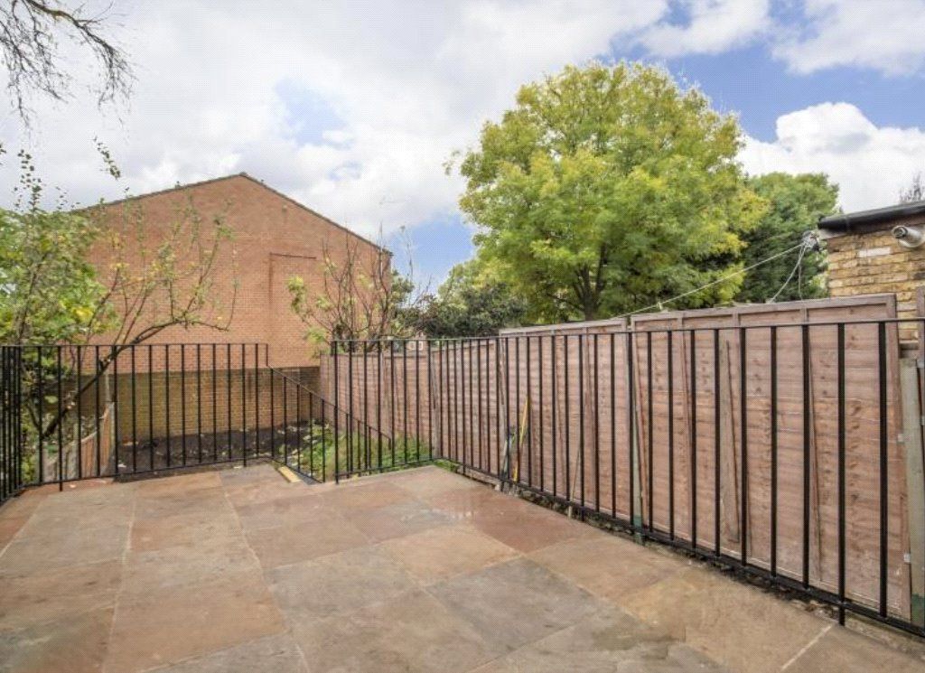 4 bed terraced house to rent in Roding Road, Clapton, London E5, £4,000 ...