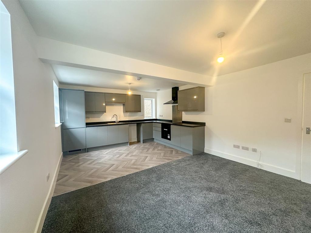 1 bed flat to rent in Crown Square, Matlock DE4, £650 pcm - Zoopla