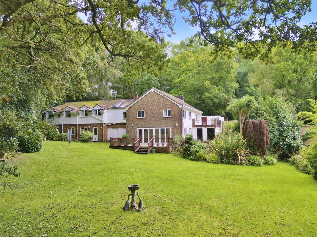 6 Bed Detached House For Sale In Kew Lane Bursledon So31 £1 000 000
