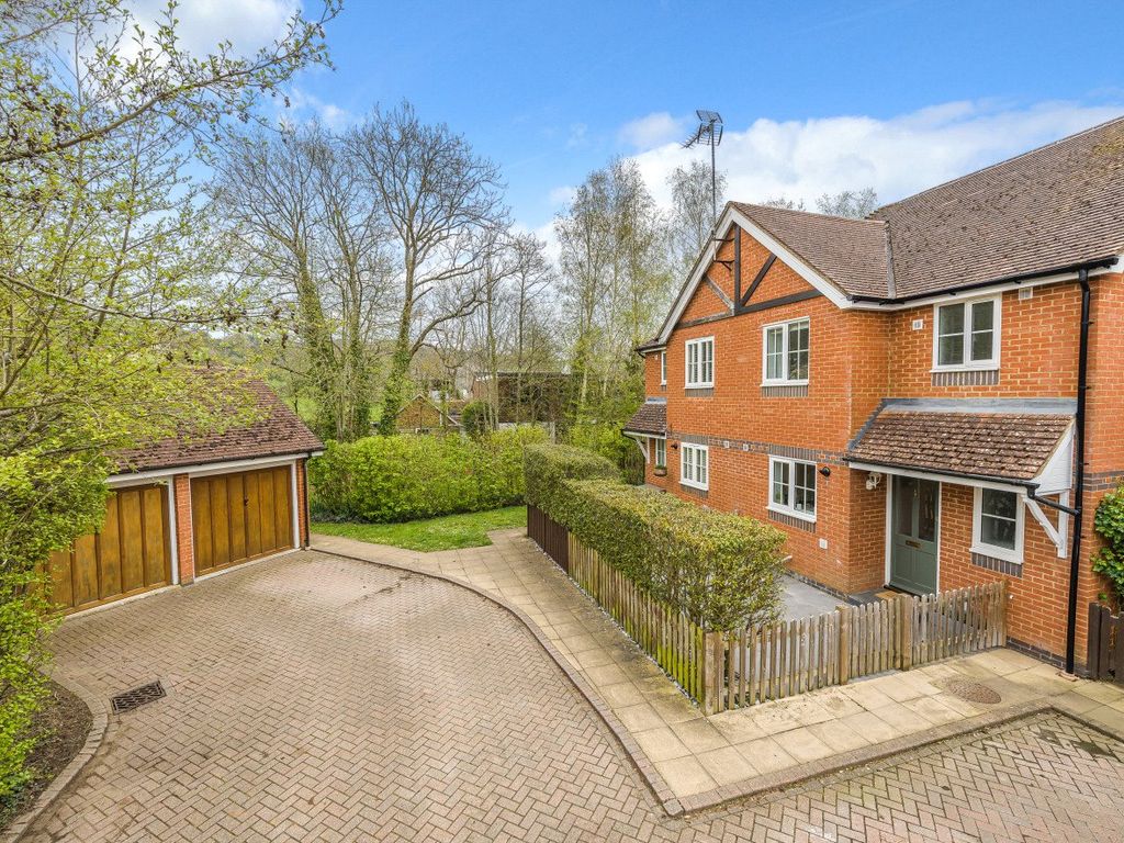 3 bed terraced house for sale in Gomshall, Guildford, Surrey GU5 - Zoopla