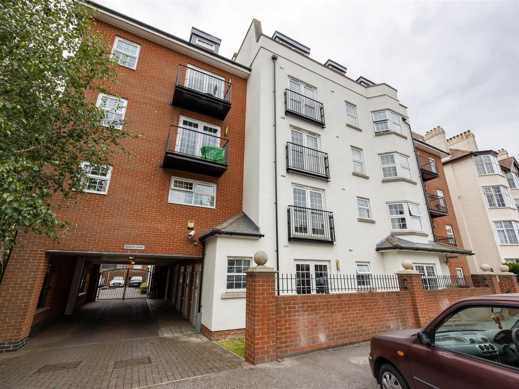 2 bed flat for sale in Regents Court, Alexandra Road, Southend-On-Sea ...